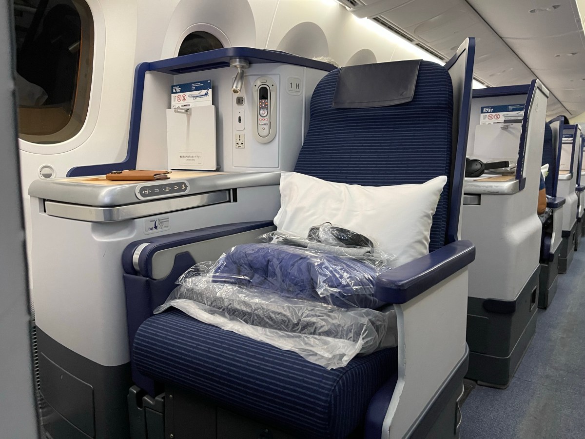 An ANA Present: Air Nippon Airways NH802 787 Singapore to Tokyo ...